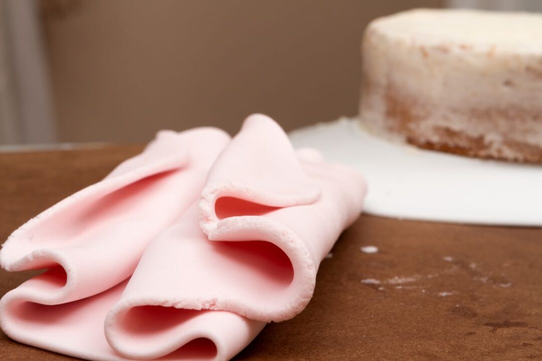 How To Keep Fondant From Drying Out (Plus Tips to Fix It When It's Too ...